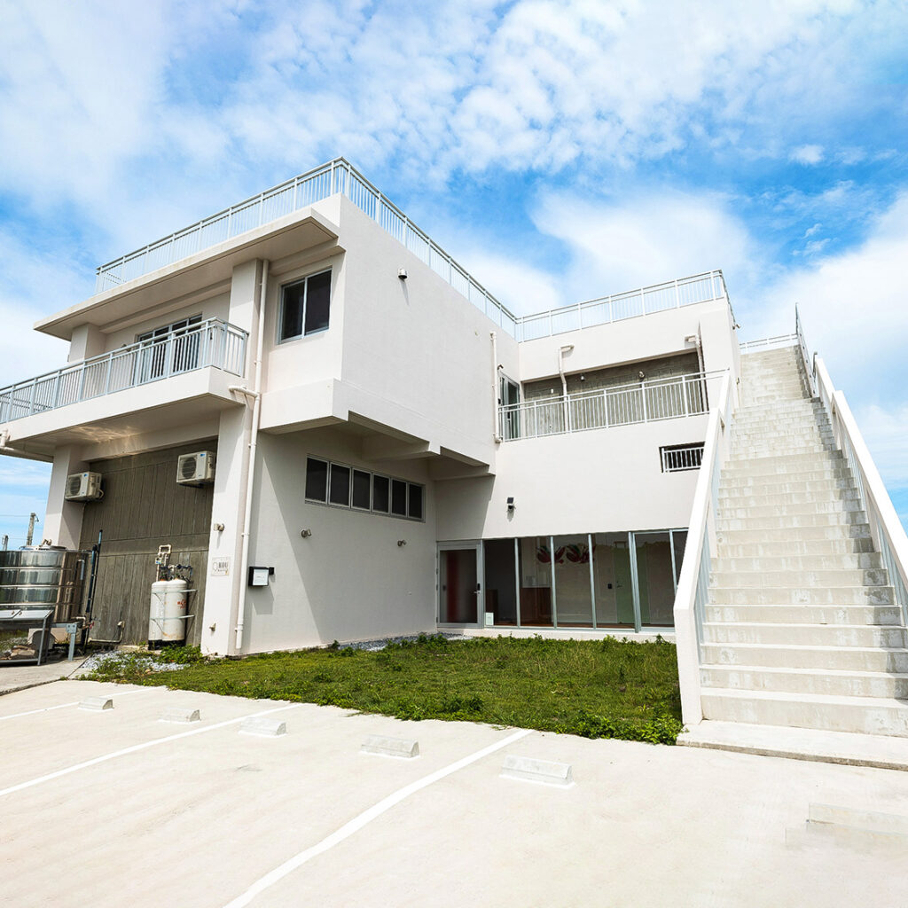 【1Fワンフロア貸切プラン】 広々カウンターキッチン付LDK + BBQ + 癒しの焚火 – 古宇利島｜星空の住処 KOU